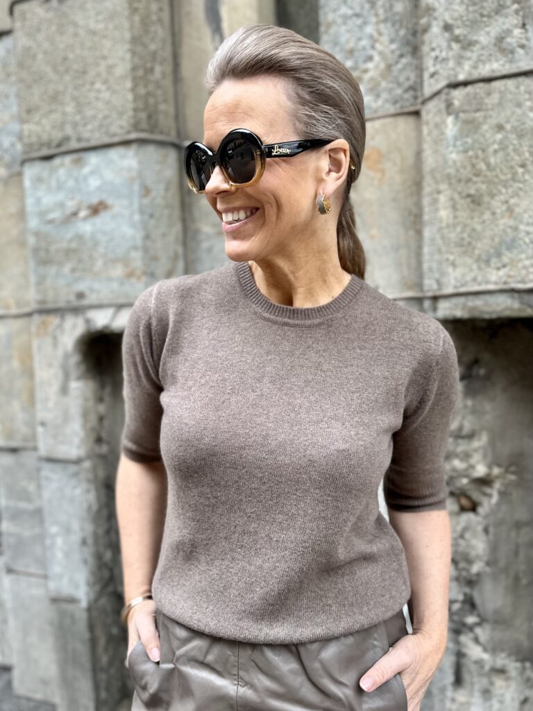 Sandy grey neuleissa ja nahkahameessa - DOPP muotiblogi