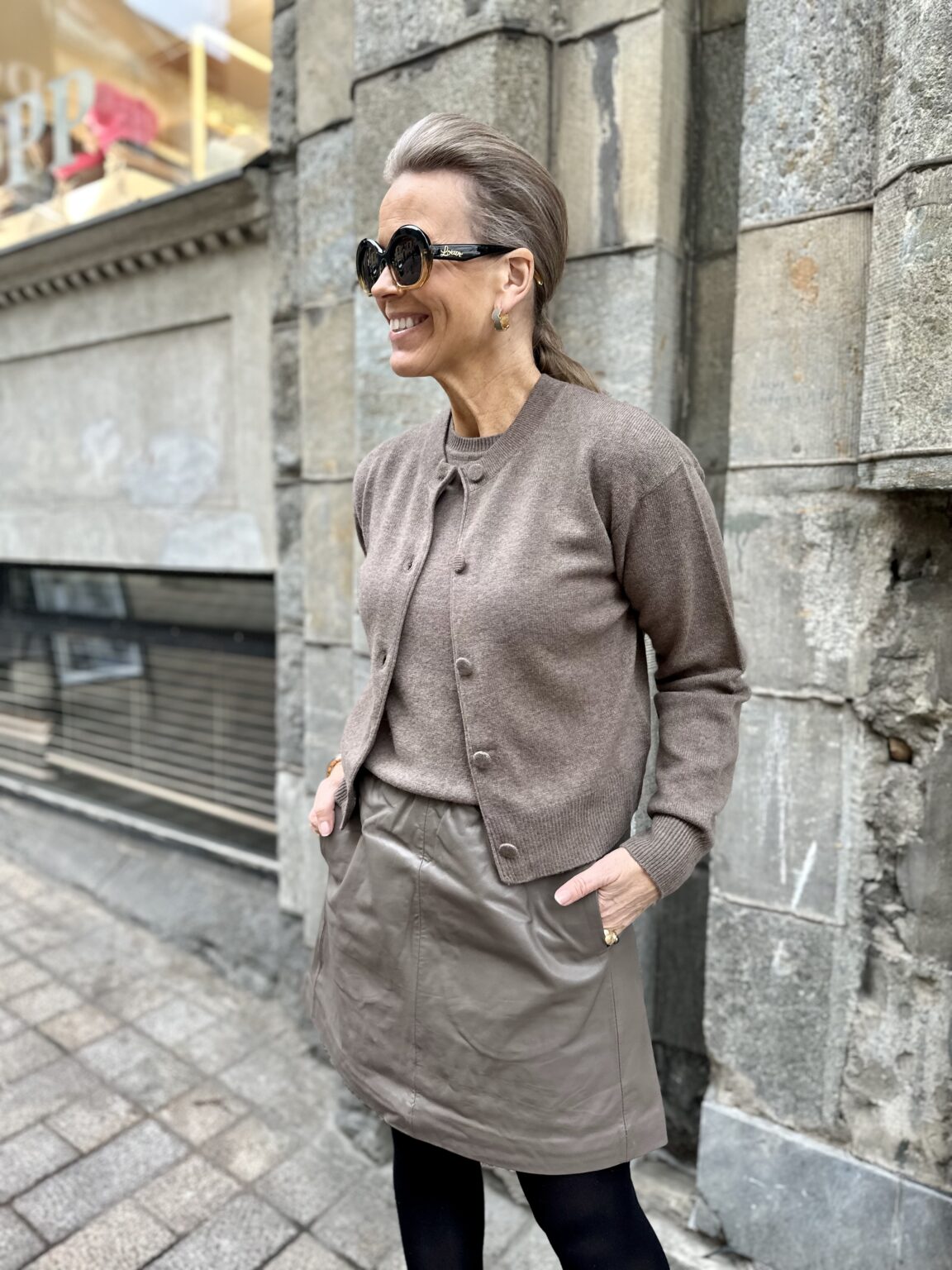 Sandy grey neuleissa ja nahkahameessa - DOPP muotiblogi