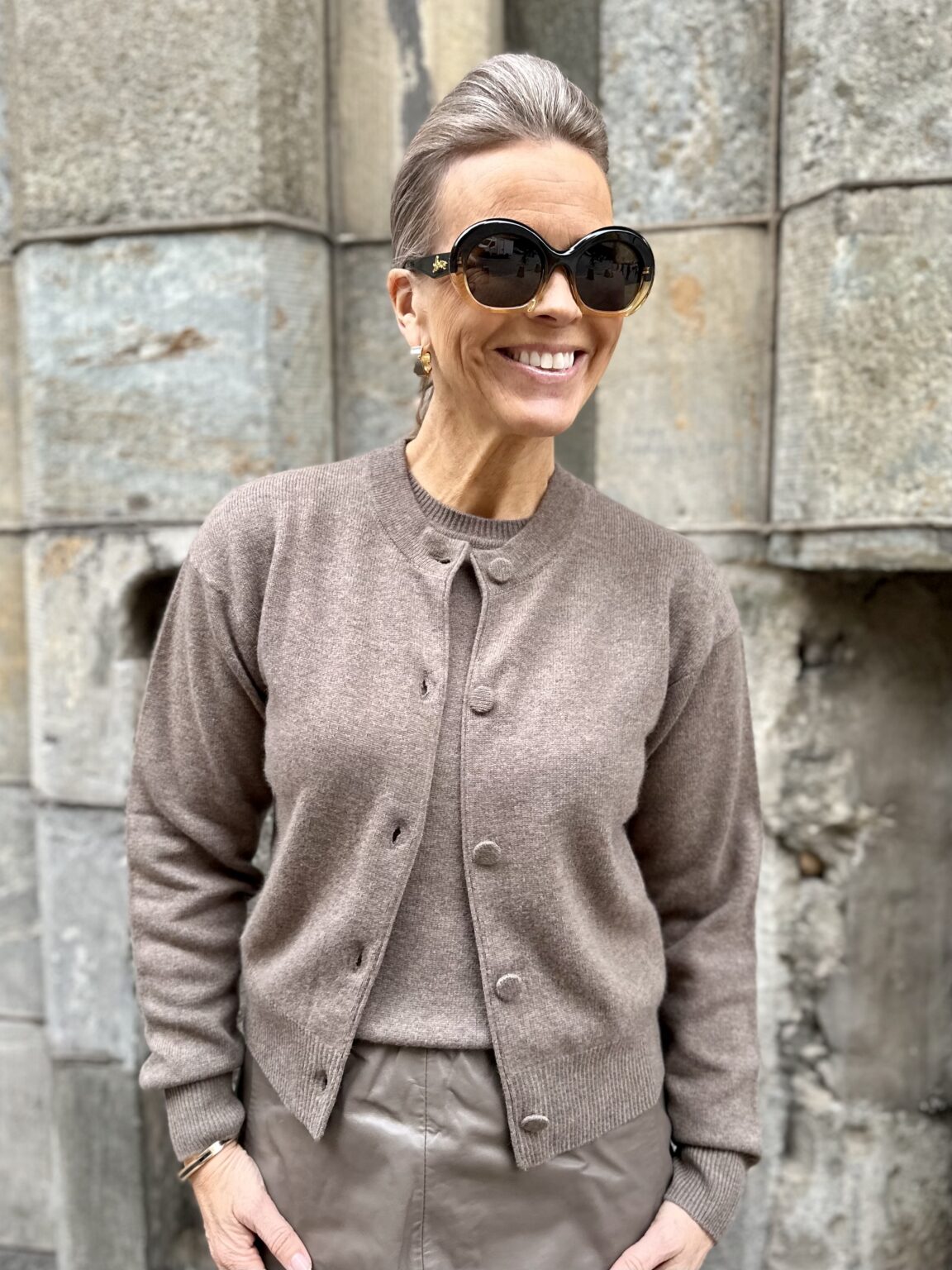 Sandy grey neuleissa ja nahkahameessa - DOPP muotiblogi